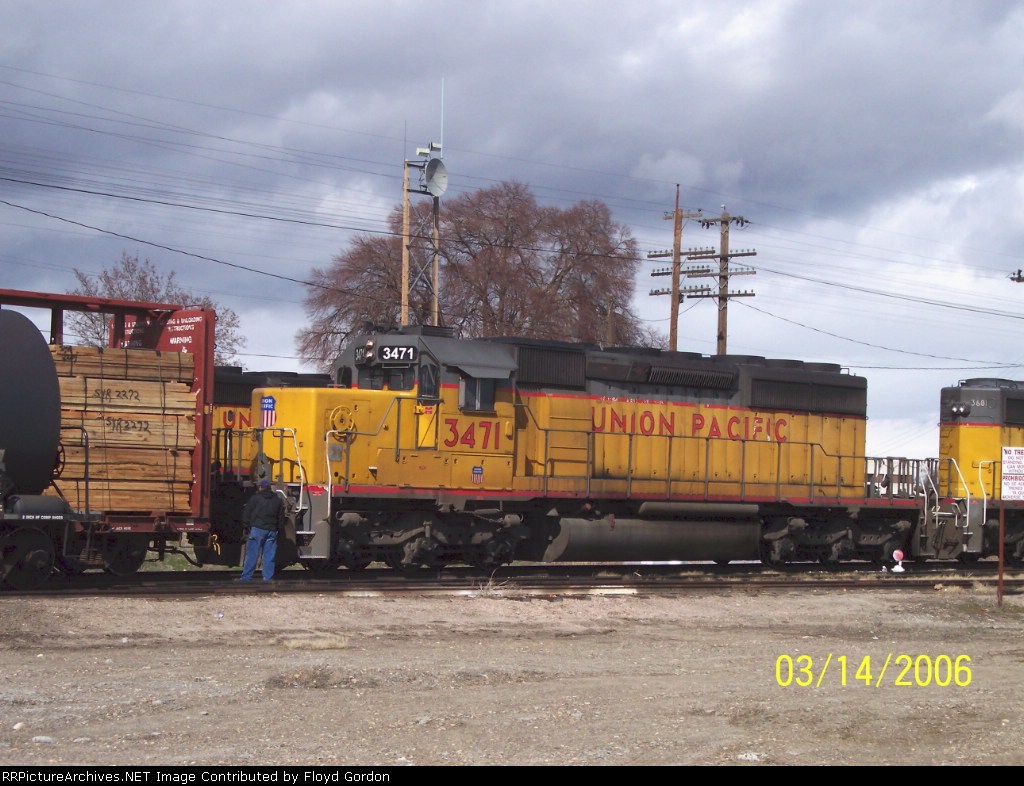 UP 3471 switching cars